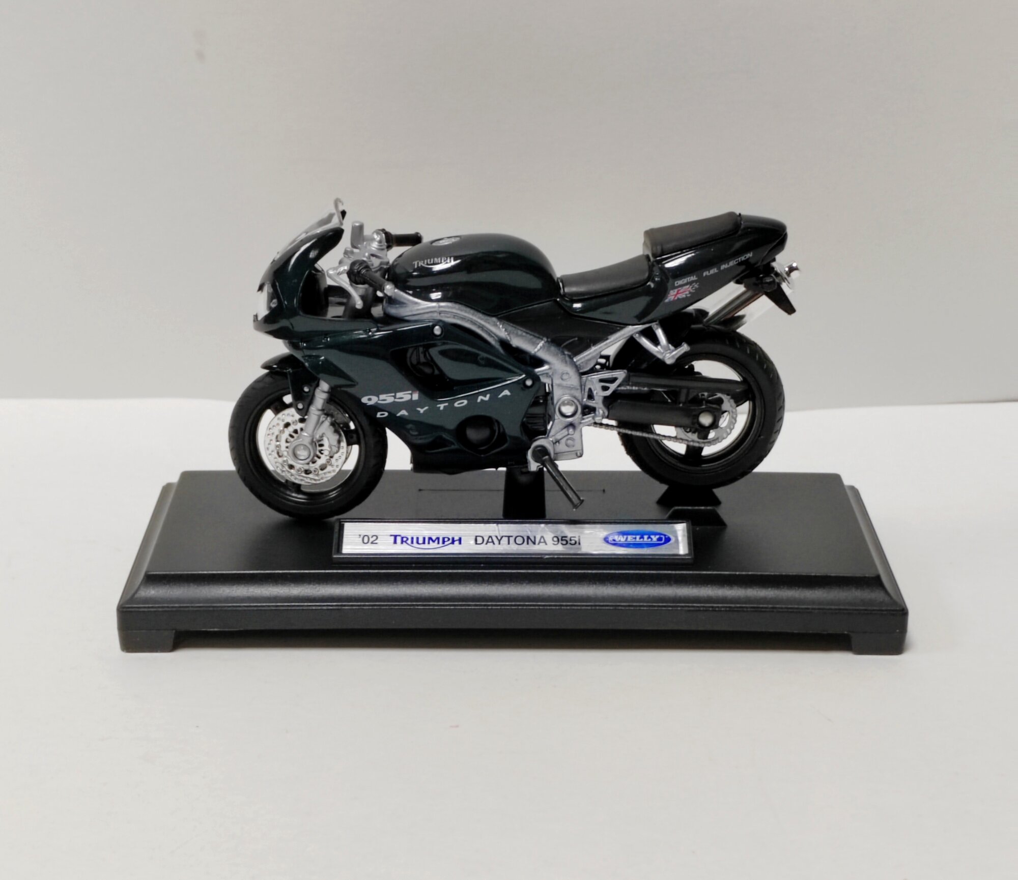 Модель Welly мотоцикл Triumph Daytona 955i чёрный, масштаб 1:18
