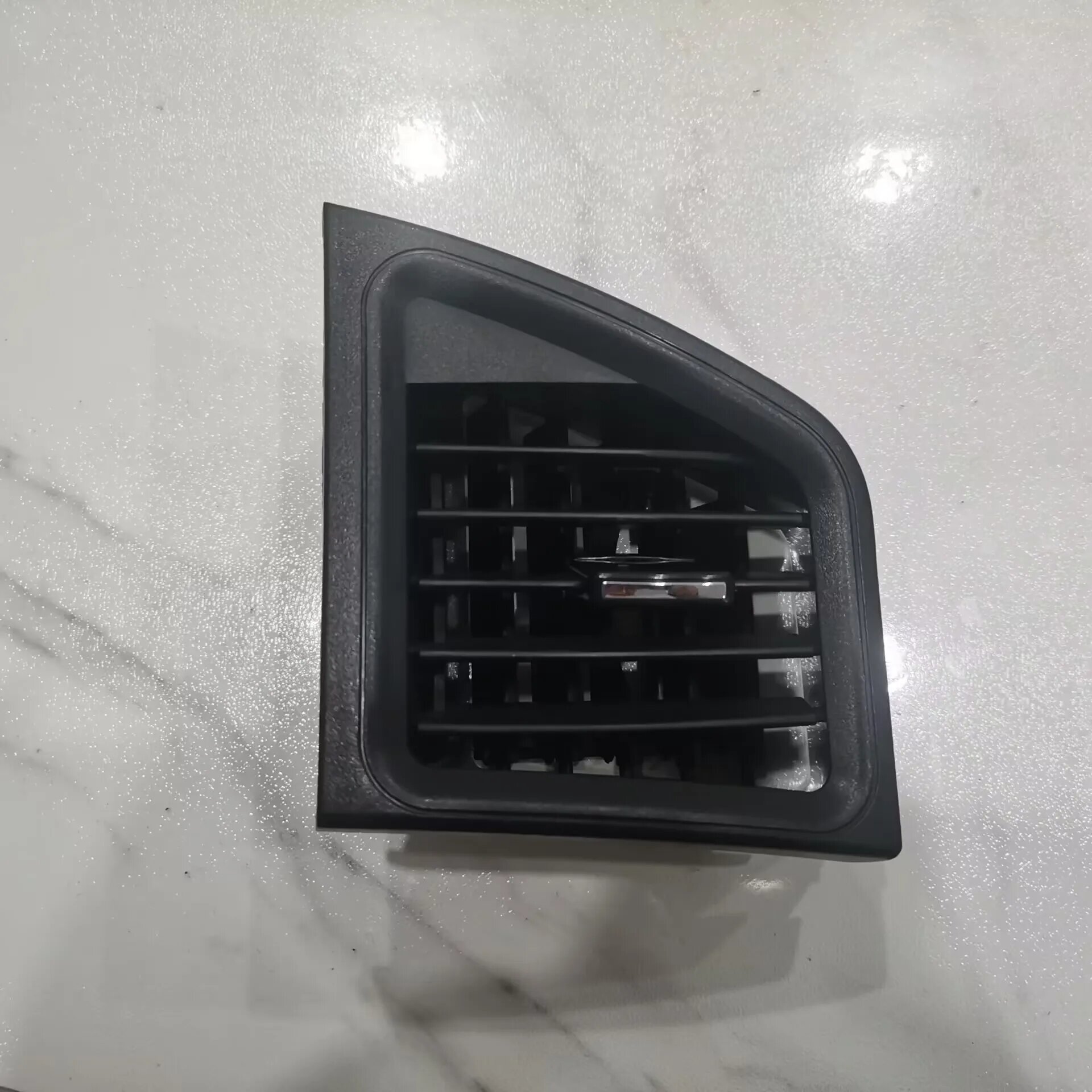 55660-TKA00 55650-TKA00 Розетка кондиционера приборной панели для FAW V5 left