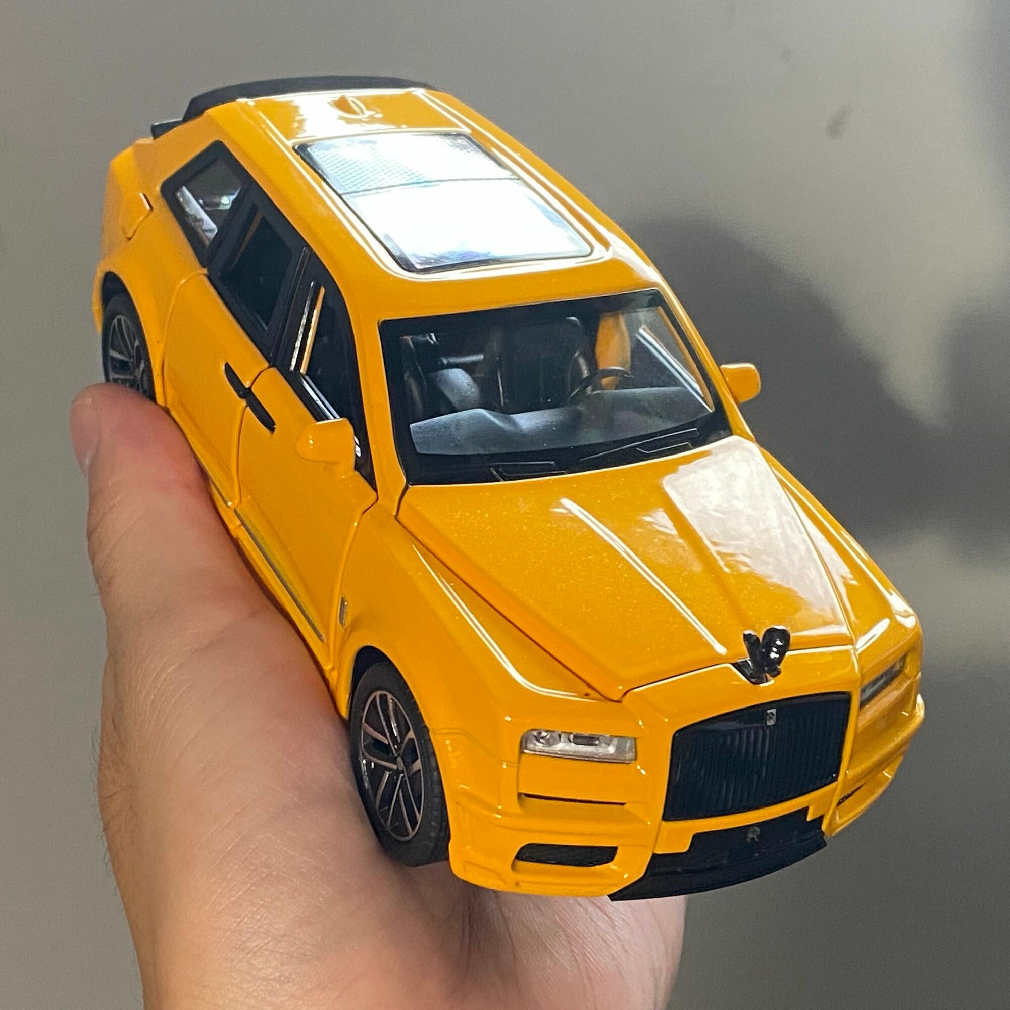 Миниатюрная модель автомобиля 1:32 Rolls Royce Cullinan Роскошный лимузин, Металлическая модель, Со звуком и огнями