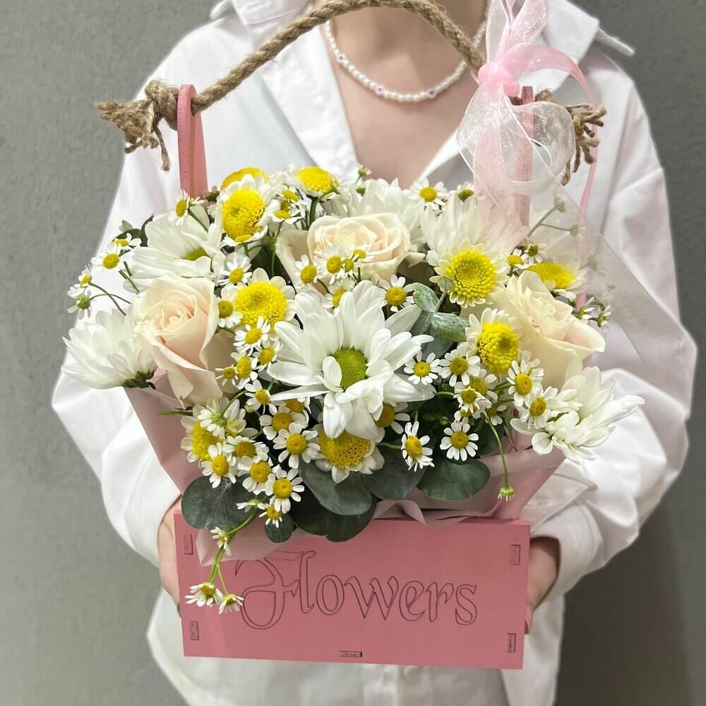 Ромашки, розы и хризантемы в ящике
