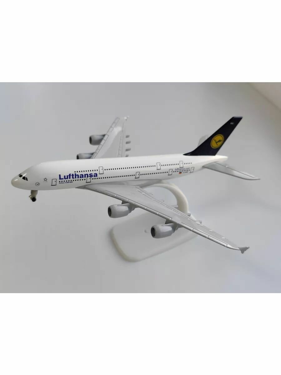 Игрушечная модель самолета Lufthansa