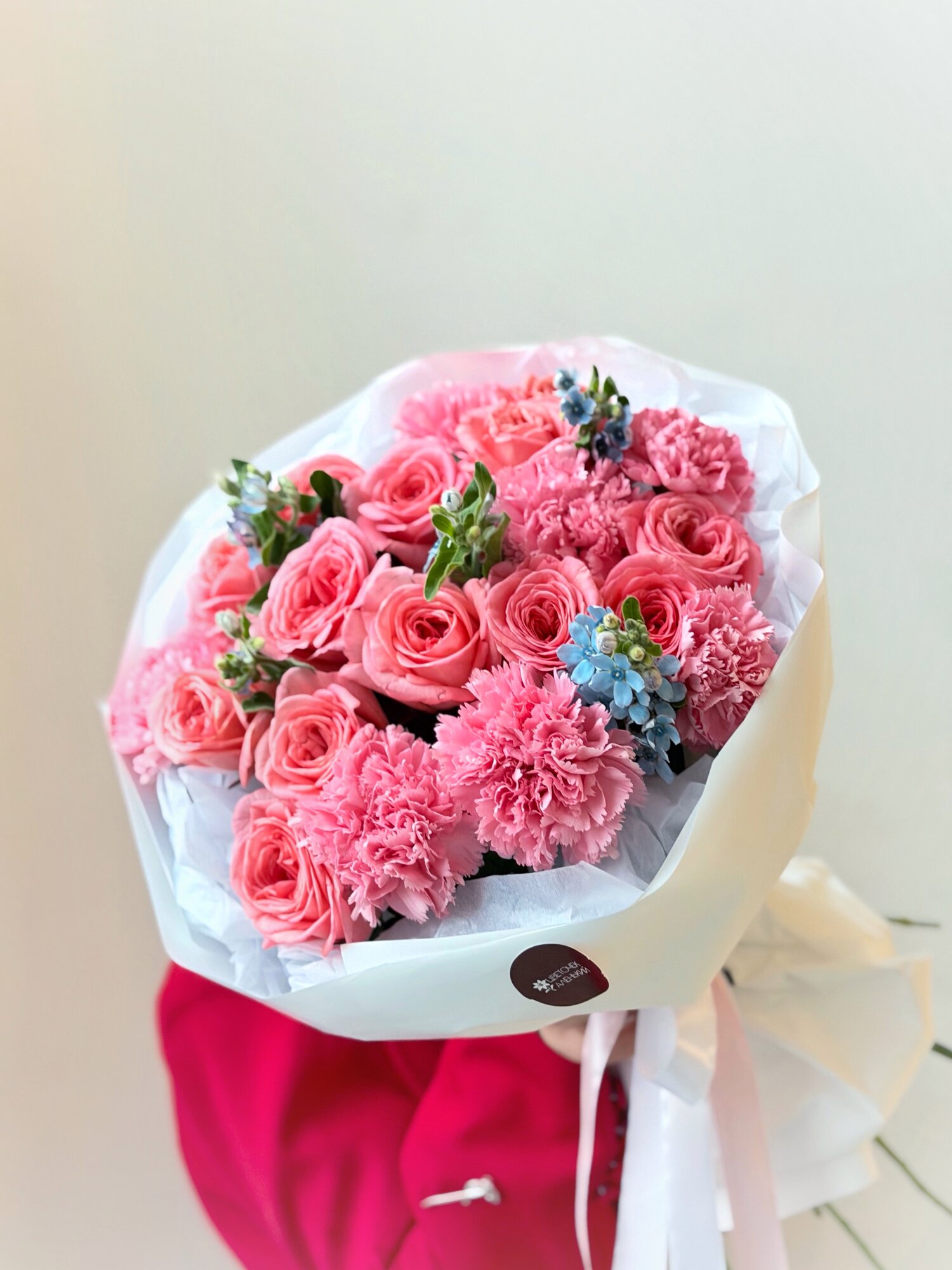 Букет пионовидные розы и незабудки, высота 50см, 15 шт в упаковке