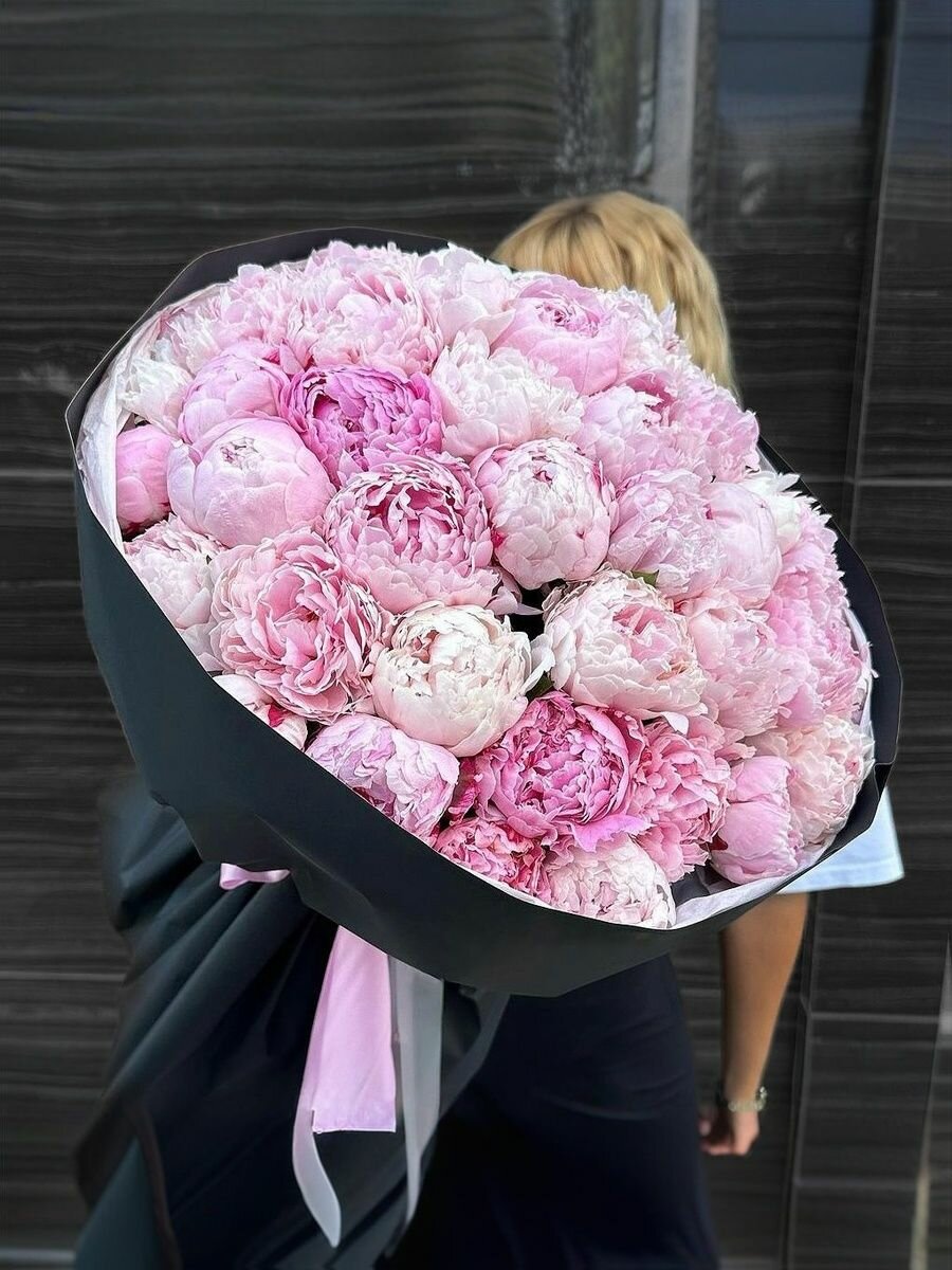 Букет из 39 розовых ароматных итальянских пионов