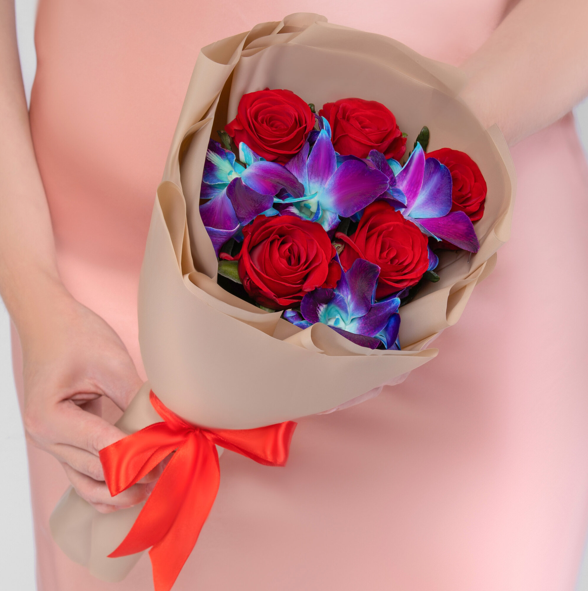 Дуо-букет Мегацвет24 "5 красных Роз и Орхидея "Космос" синяя", 40 см, дизайнерская упаковка