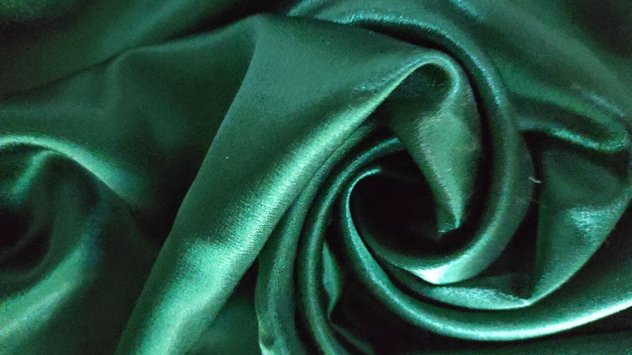 Ткань креп-сатин, плательная, изумрудная, ширина 1,5 м, отрез 2,5 м