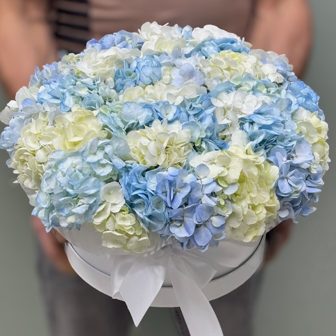 Букет из белых и голубых гортензий 11 шт в шляпной коробке, красивый букет цветов, шикарный, премиум цветы, премиум букет