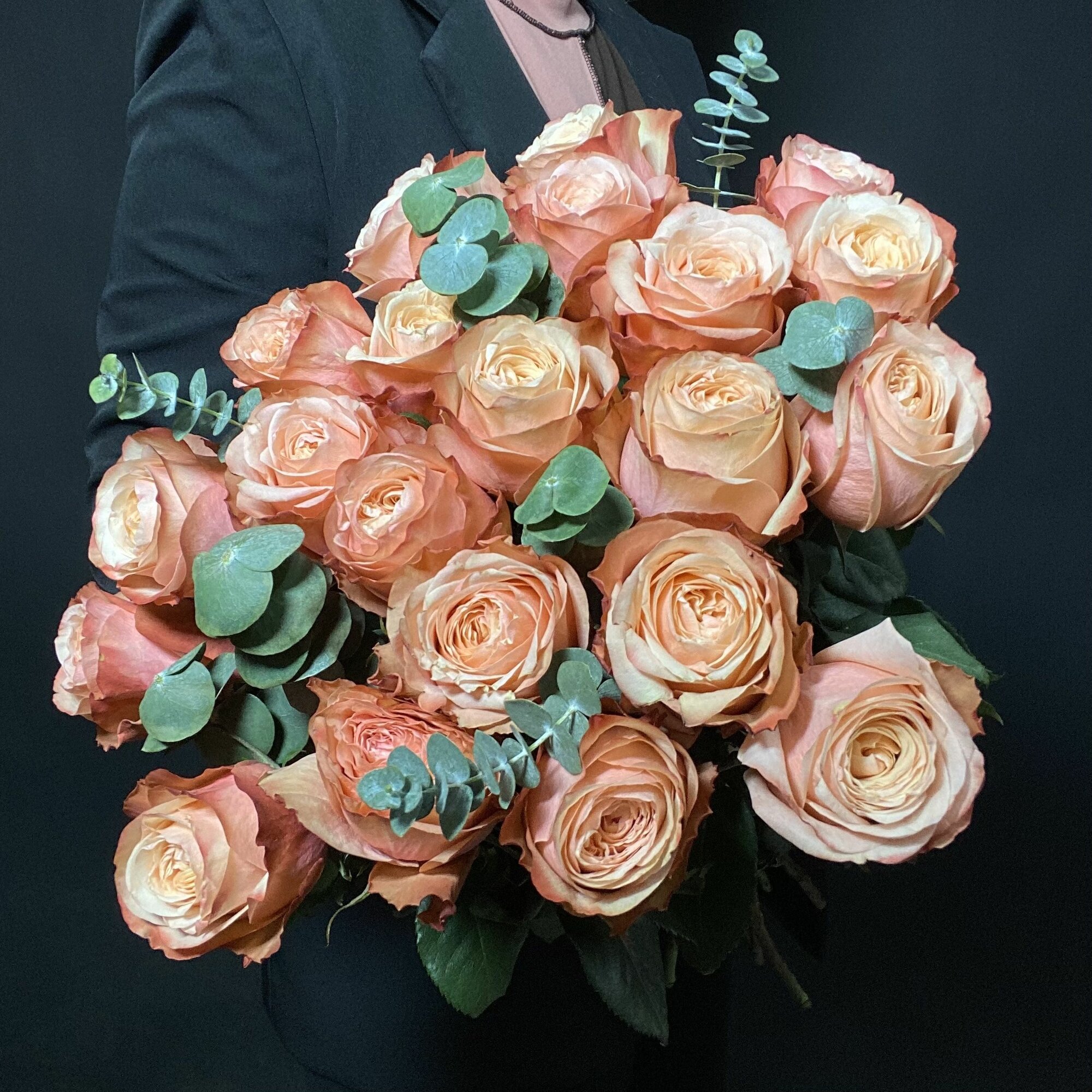 Пионовидные розы с эвкалиптом (пионовидная роза 21 шт. эвкалипт- 5 шт.)