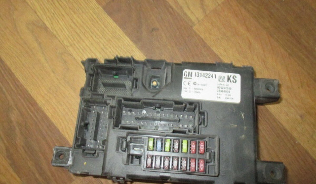 Блок предохранителей Corsa D Opel 13142240
