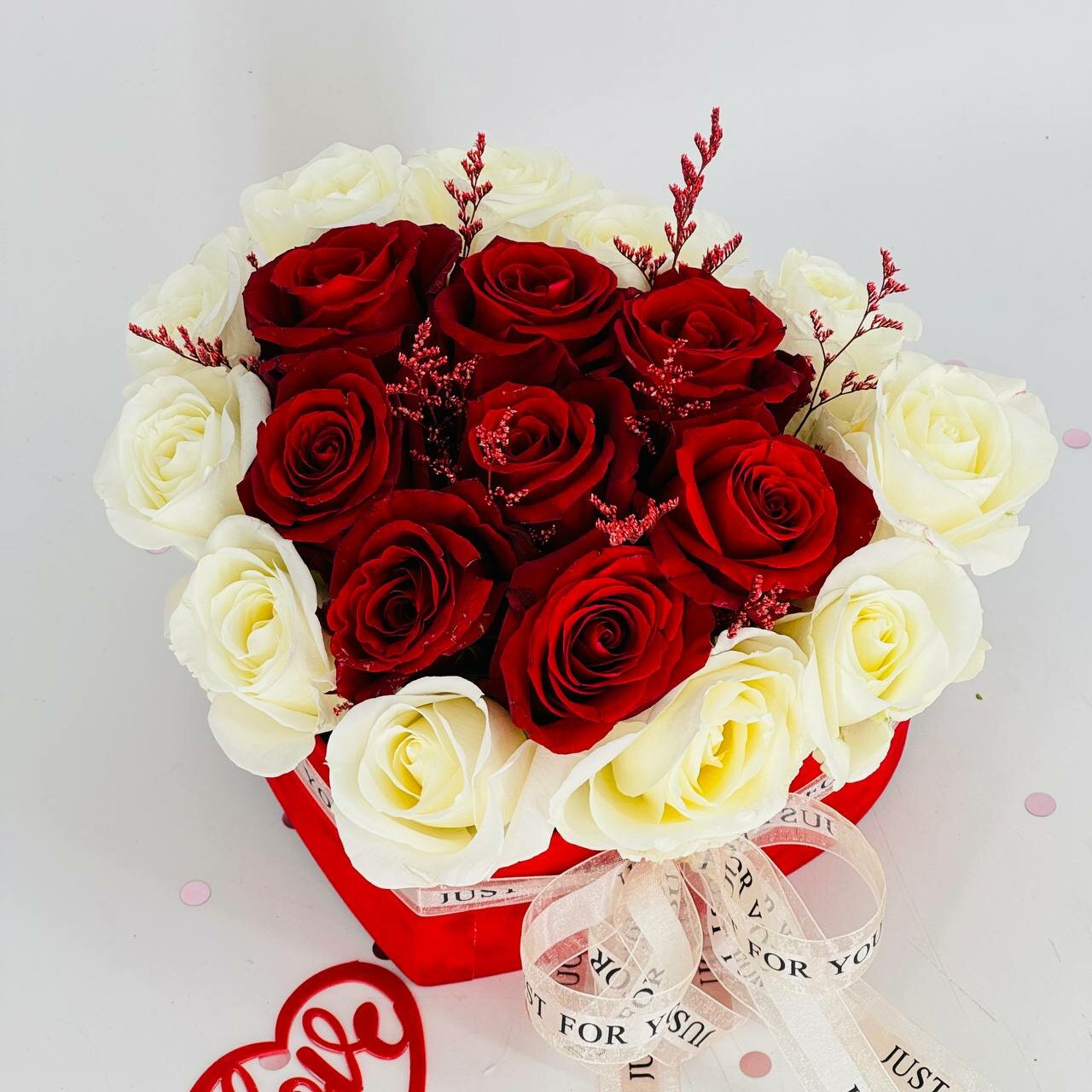 Сердце из белых и красных роз. Букет цветов на 14 февраля
