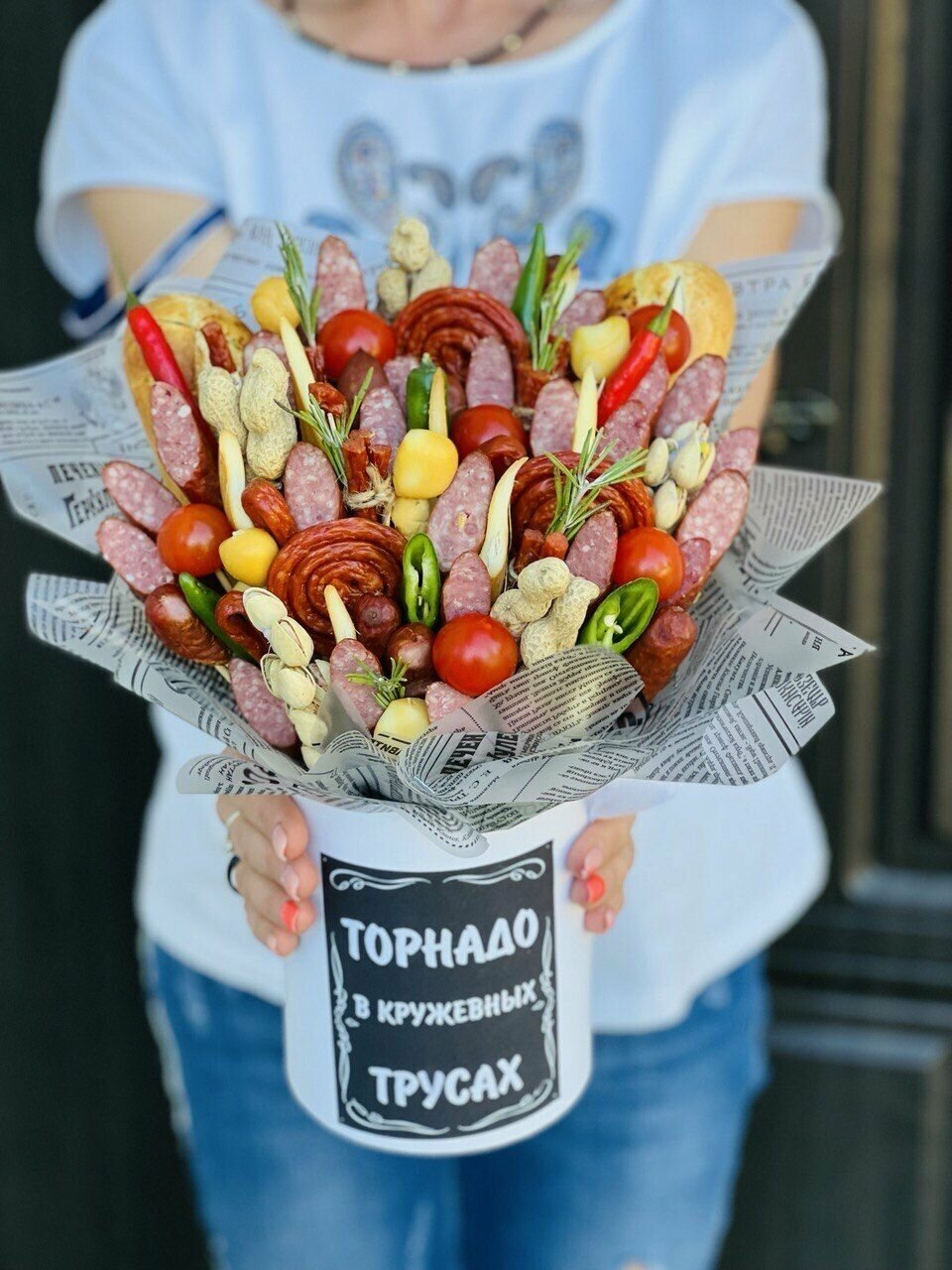 Снеки / Букет из колбасы в коробке для девушки