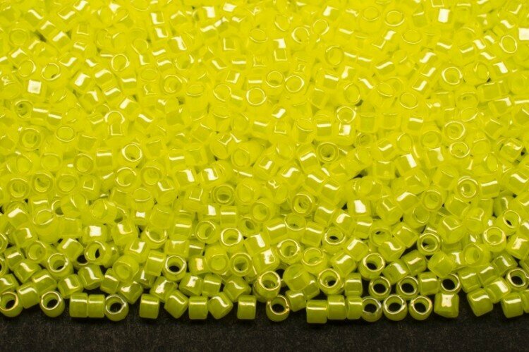 Бисер японский TOHO Treasure цилиндрический 11/0 #0833 канарейка/неон, окрашенный изнутри, 5 грамм