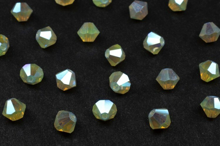 Бусины биконусы хрустальные 4мм, цвет CHRYSOLITE OPAL AB 2X, 746-105, 20шт