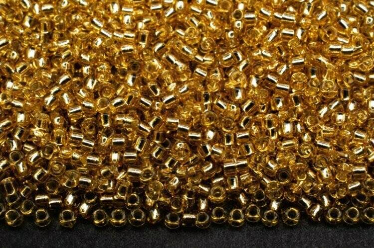 Бисер японский TOHO круглый 15/0 #0022 светлый топаз, серебряная линия внутри, 10 грамм