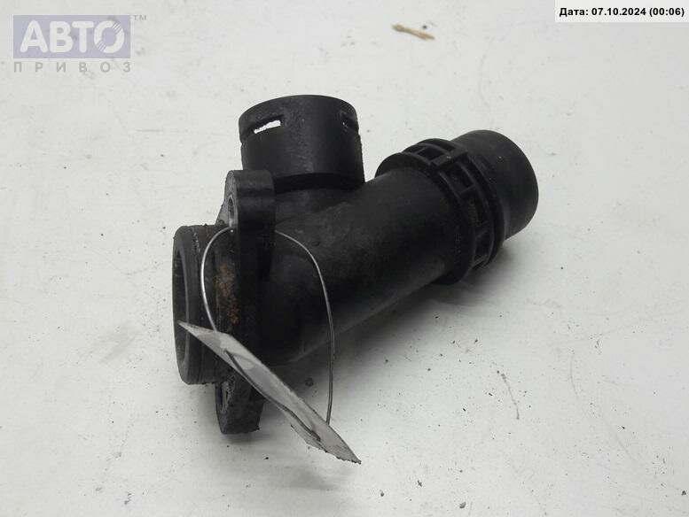 Фланец (тройник) системы охлаждения Volkswagen Golf-4