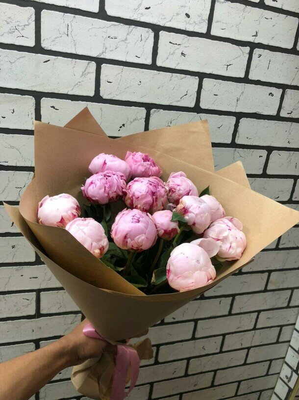 Букет Well Flowers "13 розовых пионов", круглый, 13 шт, высота 50 см, XL, букет свежих цветов