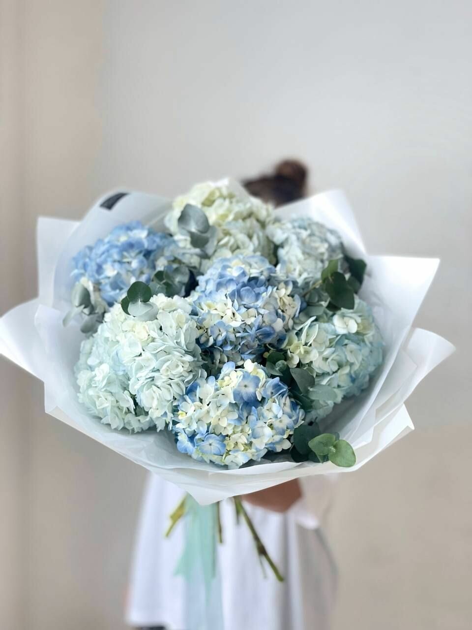 Моно букет в голубых оттенках из воздушных гортензий в упаковке