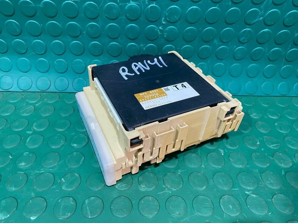 Блок комфорта предохранителей Toyota RAV4 IV рестайлинг (2015—2019) 8922142250