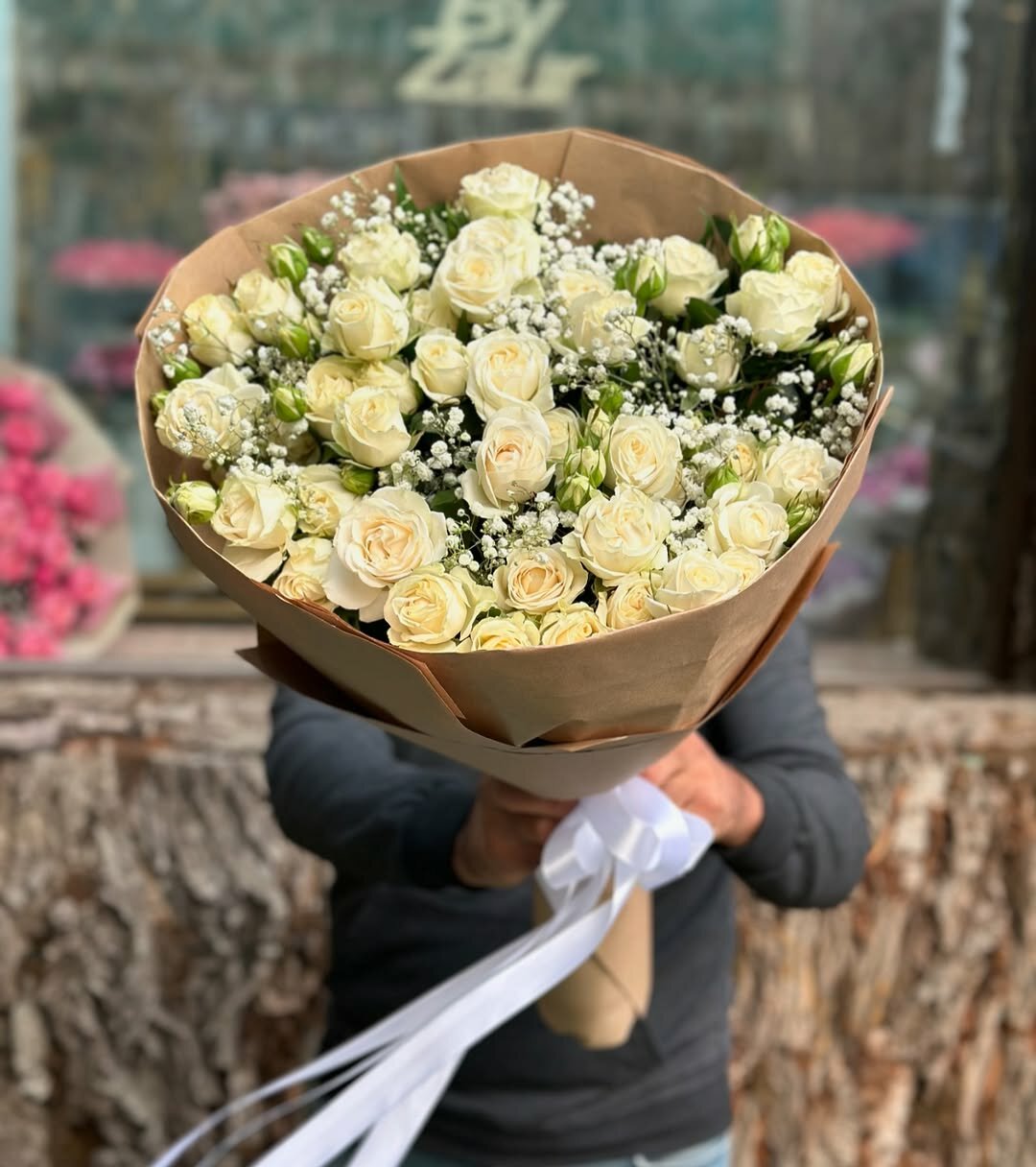Шикарный букет из белых кустовых роз с белой гипсофилой в стильном крафте, идеальный подарок