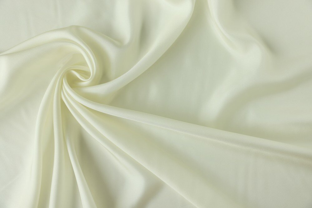 Ткань батик сливочного цвета, ширина 1.11 м, плотность 36 г/м2