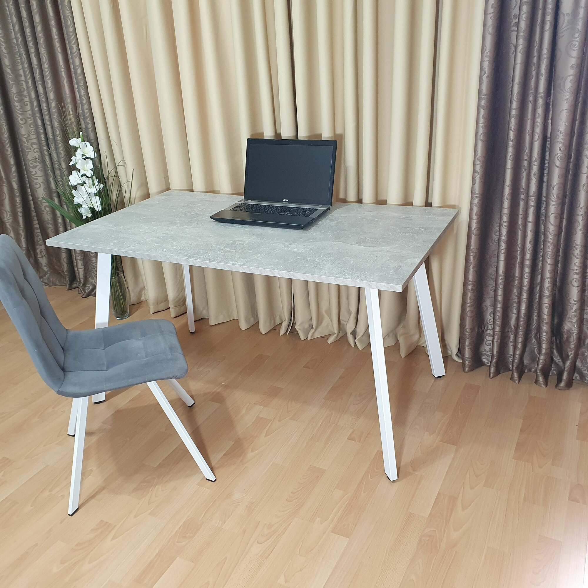 Письменный стол Ник 140*80*75 см. Бетон светлый. Белые ножки