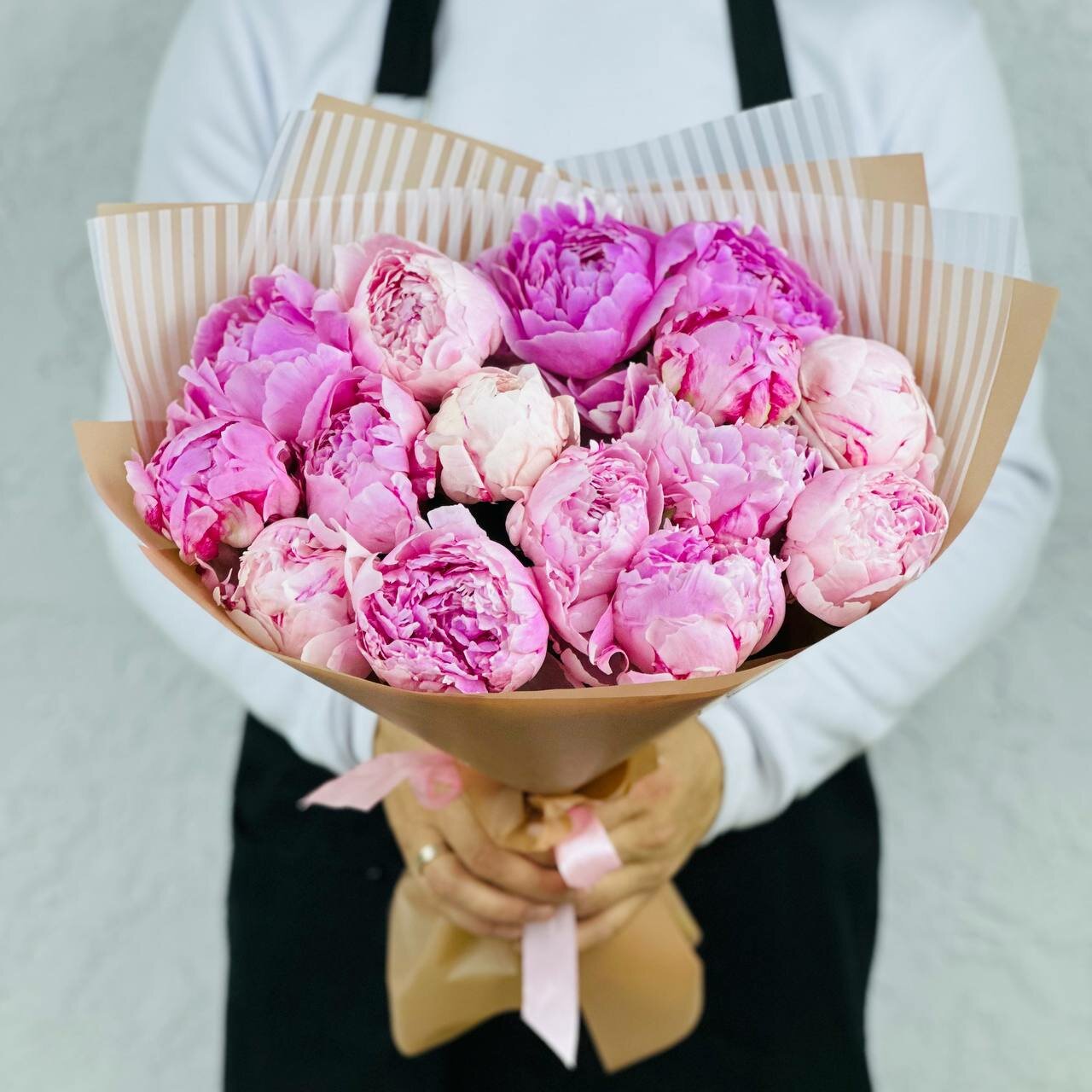 Букет из 15 розовых пионов. Пионы. Букет пионов. Rybe-flowers.