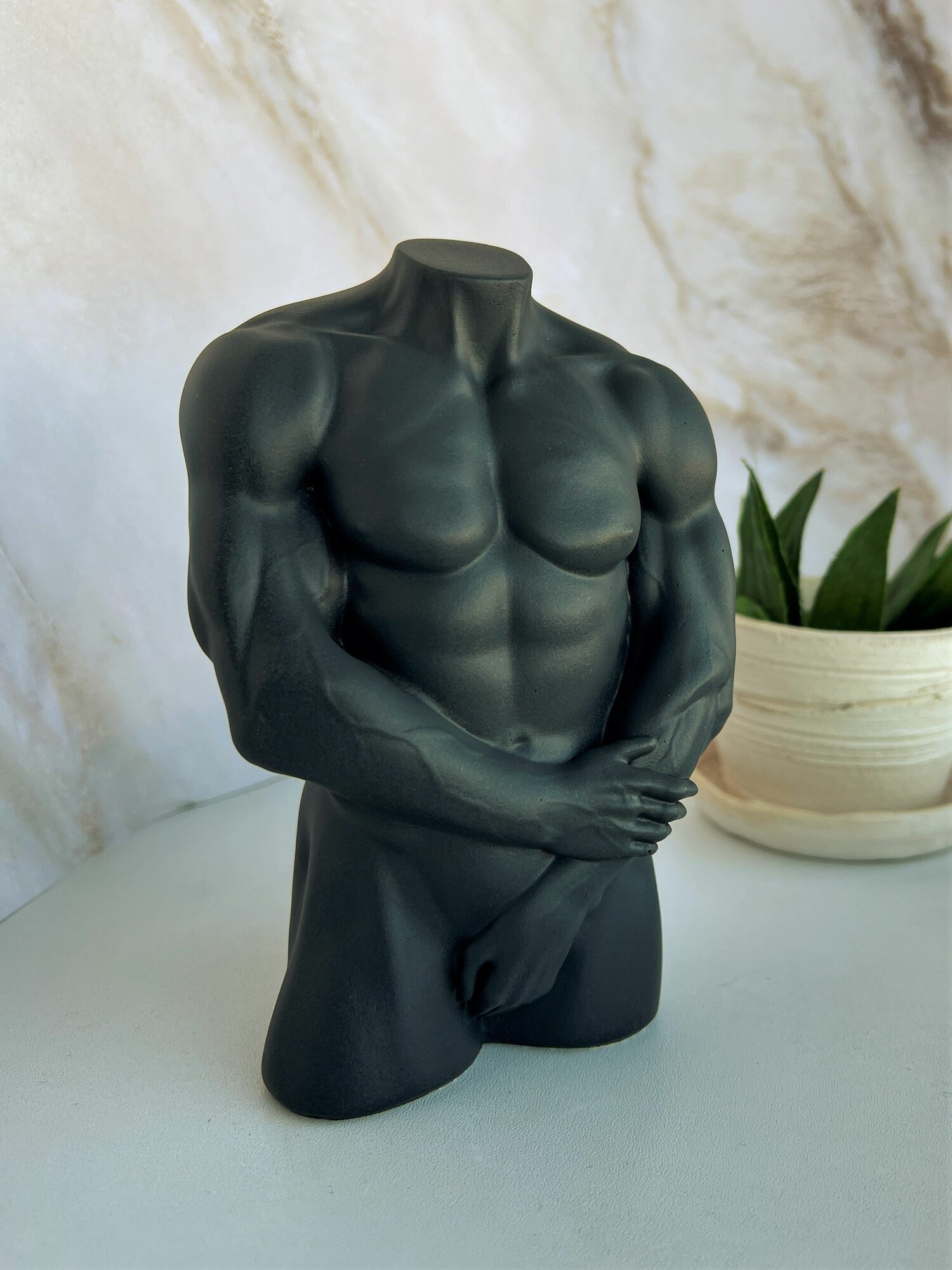 Статуэтка мужское тело цвет черный. Гипс. Высота 17 см.