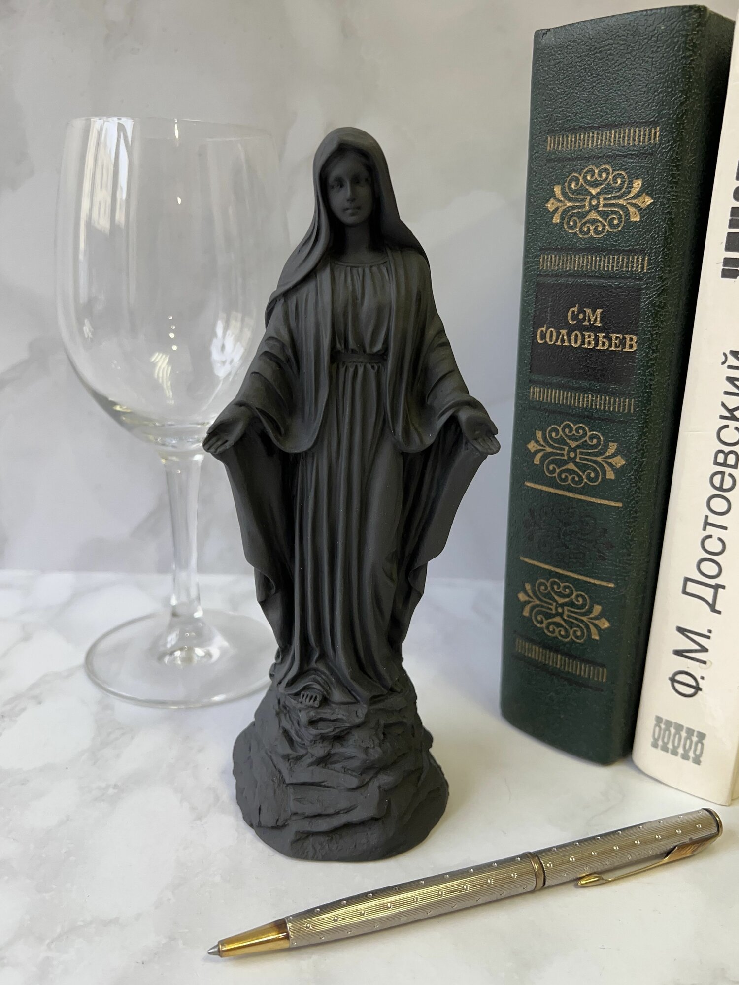 Статуэтка Дева Мария. Цвет черный. Мраморная крошка. Высота 18 см.