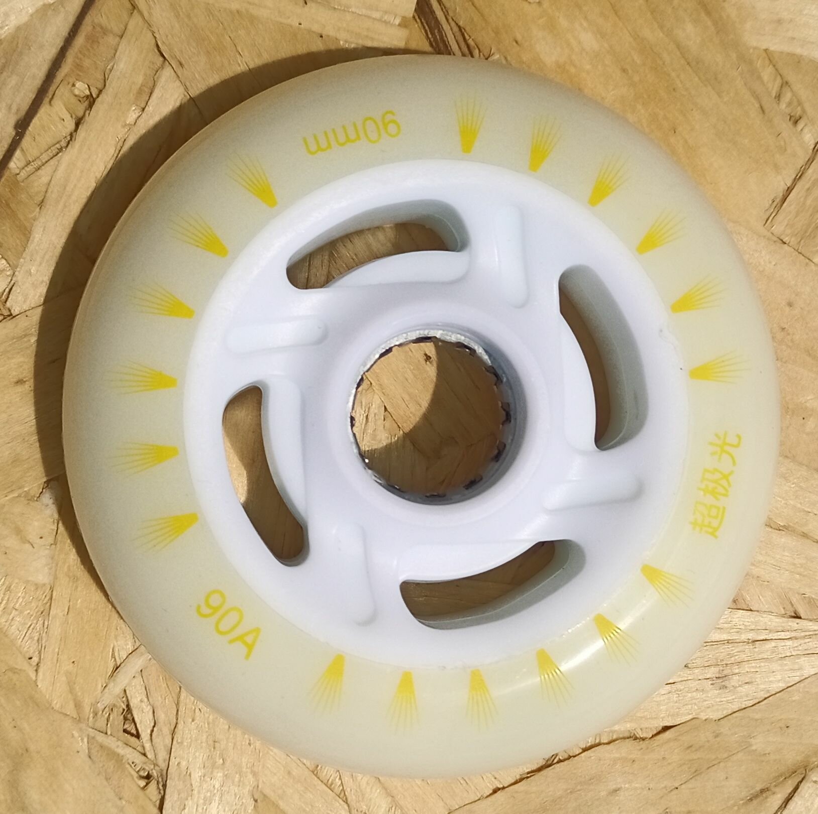 2 светящихся колеса 90 мм для роликов. Северное сияние. Светится разными цветами.