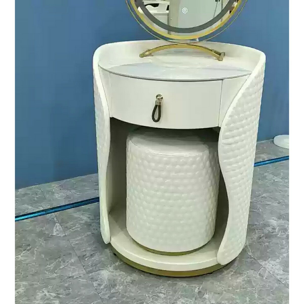 Туалетный столик Ortiz (молочная экокожа, стол + зеркало + пуф)