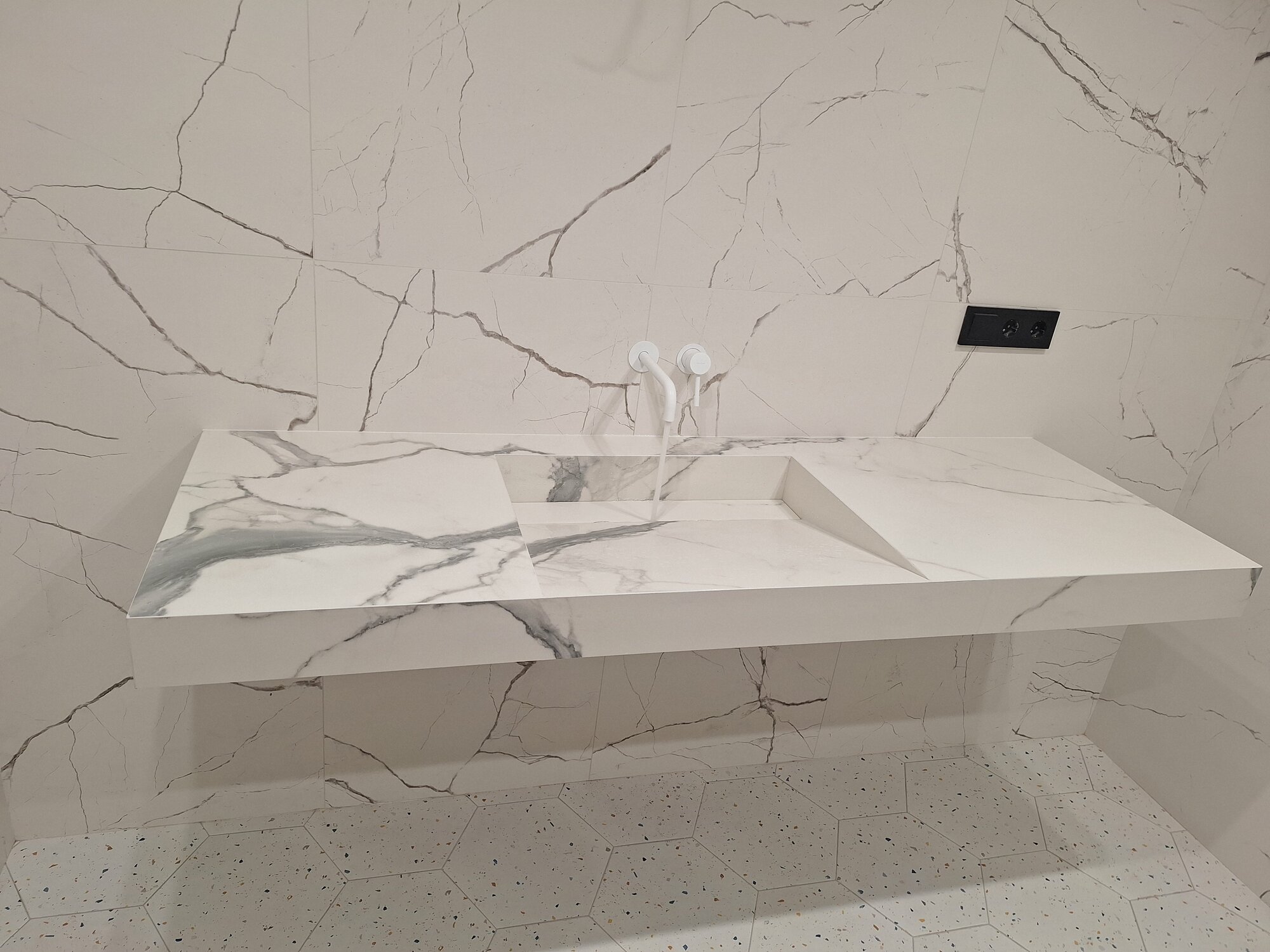 Раковина из керамогранита