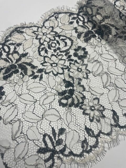 Кружево Solstiss, ширина 25 см. Цвет - молочный с черными цветами.