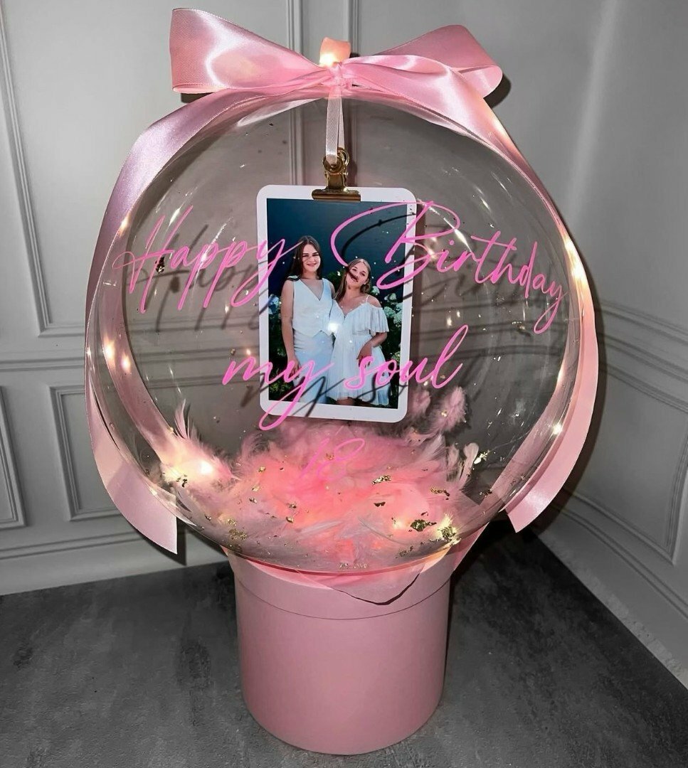 Розовый бабл-бокс для подарка девочке с фото и перышками