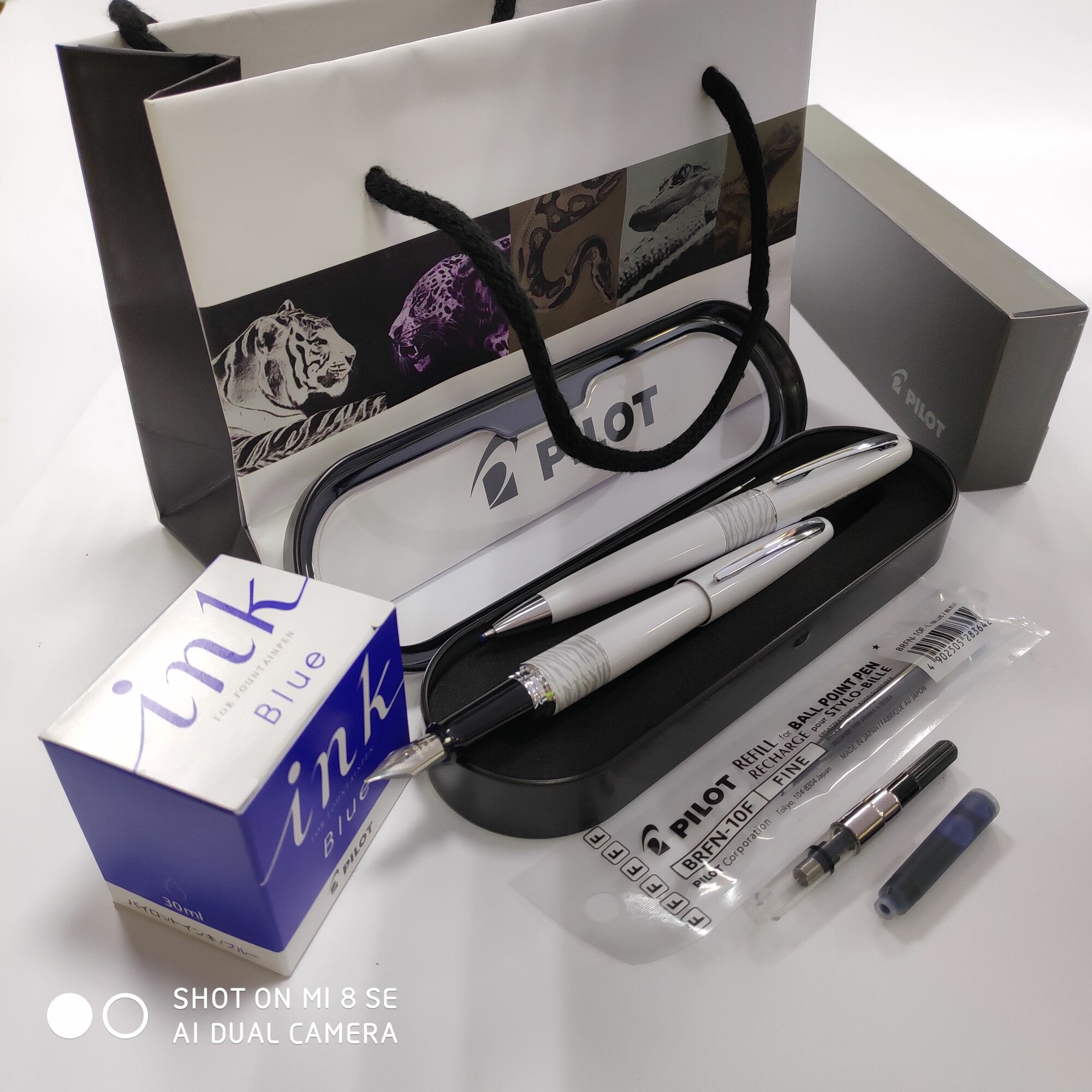 Набор из перьевой и шариковой ручек "Pilot" в подарочной упаковке "MR2" белый тигр.