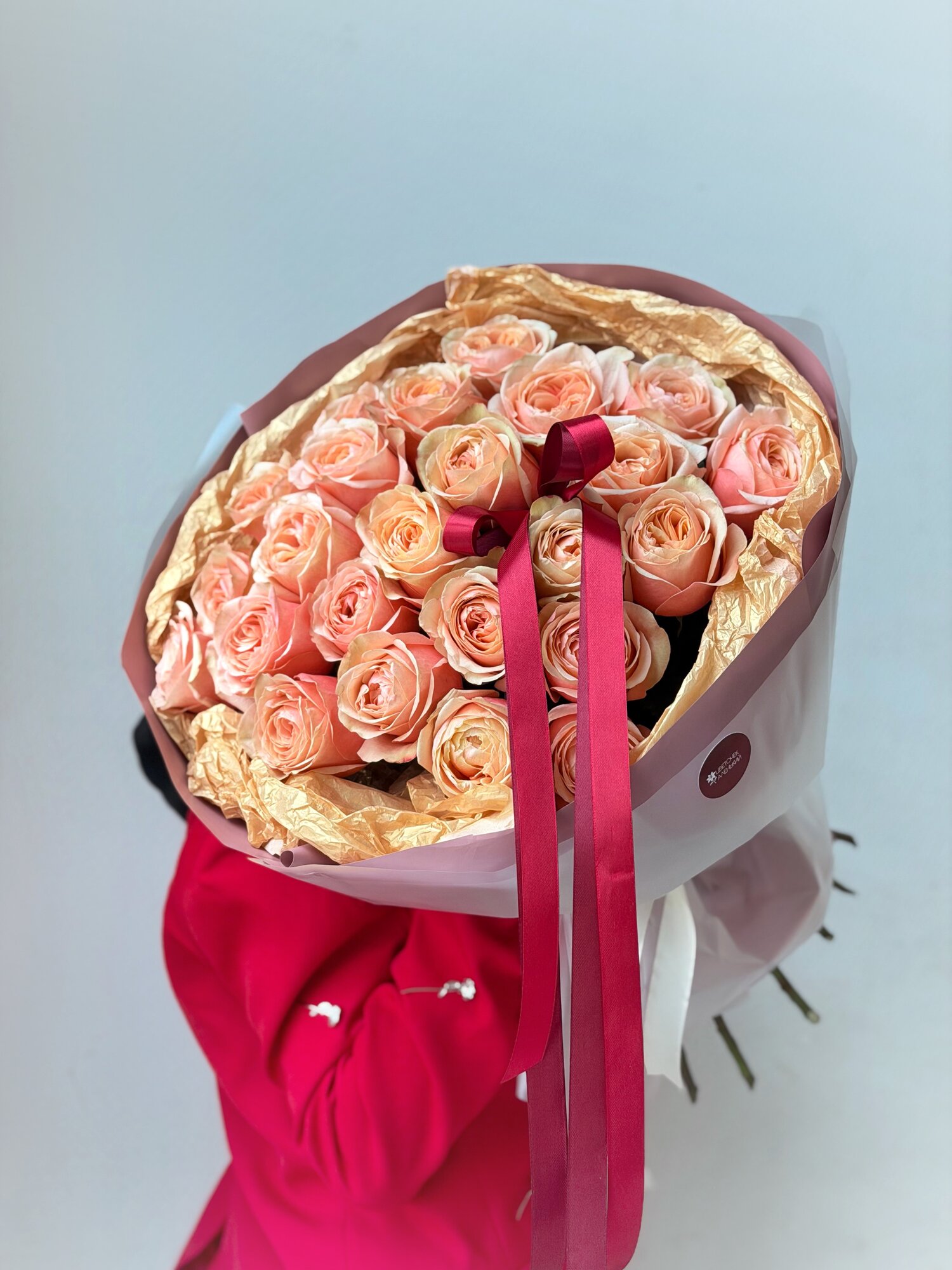 Монобукет Kahala, пионовидные розы, золотистые, бежевые, оранжевые