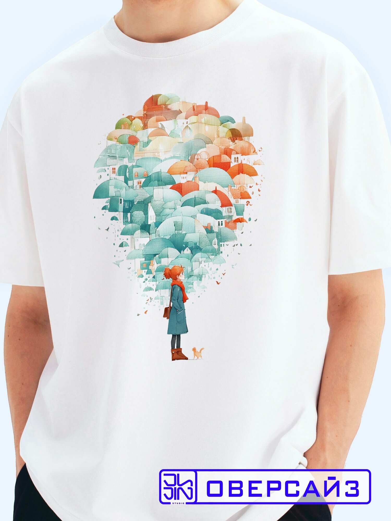 Футболка оверсайз мужская с принтом Бирюзовые, голубые зонты над городом с котом и домами в оригинальном стиле, белый хлопковый трикотаж с прикольным рисунком на груди