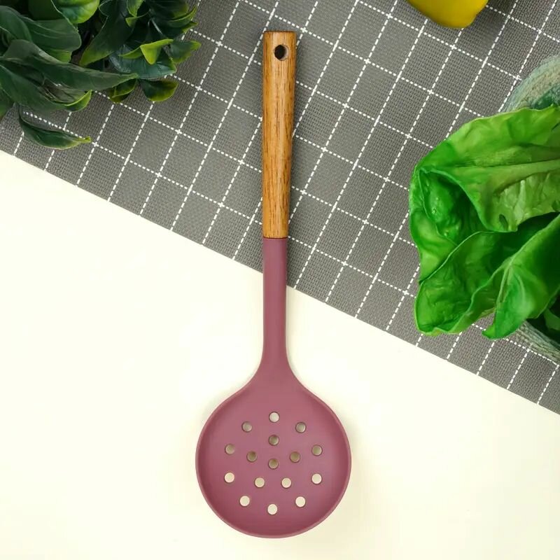 Шумовка для извлечения продуктов из бульона, масла или воды, имеет отверстие для подвешивания, 31,5 см, силикон, нейлон, дерево.