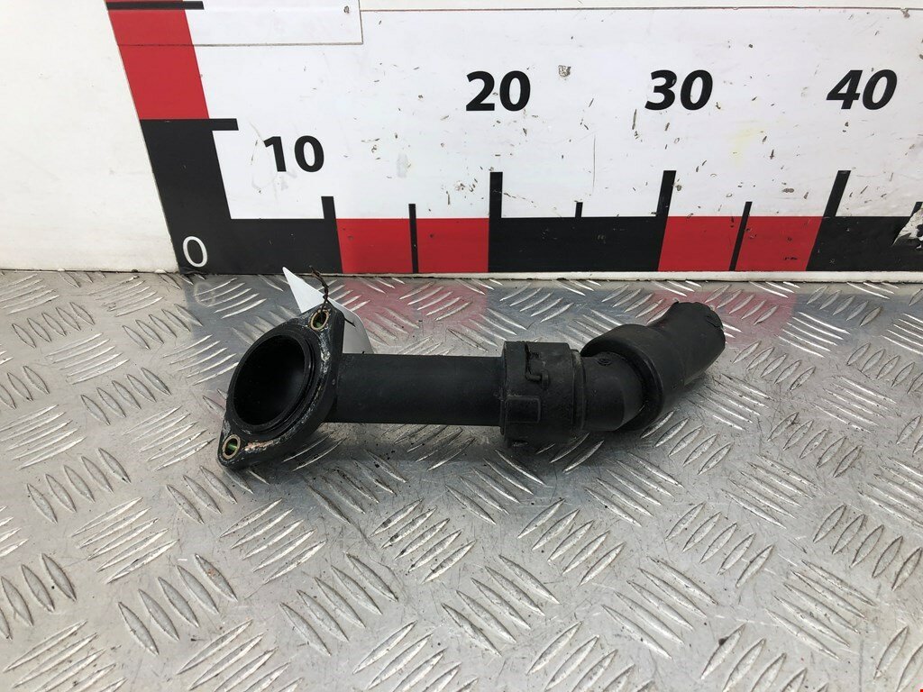 Фланец (штуцер системы охлаждения тройник) Volkswagen Passat 5 06B121121L арт. 1582039