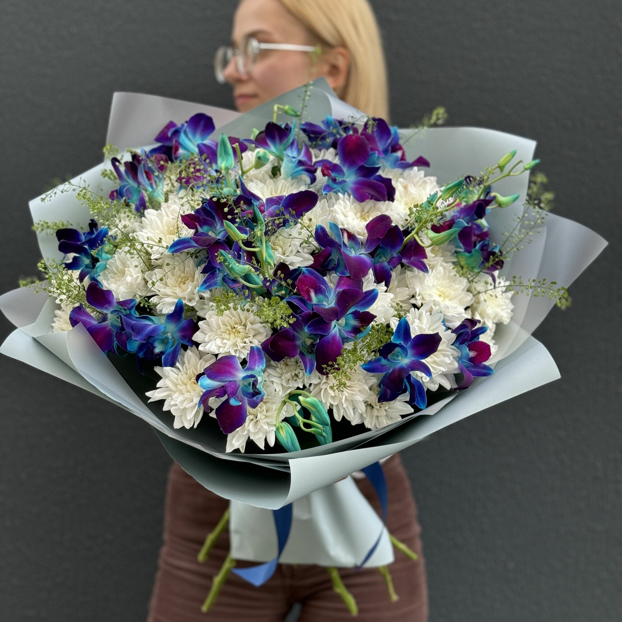 Авторский букет из кустовых хризантем и синей орхидеи "Морская свежесть"