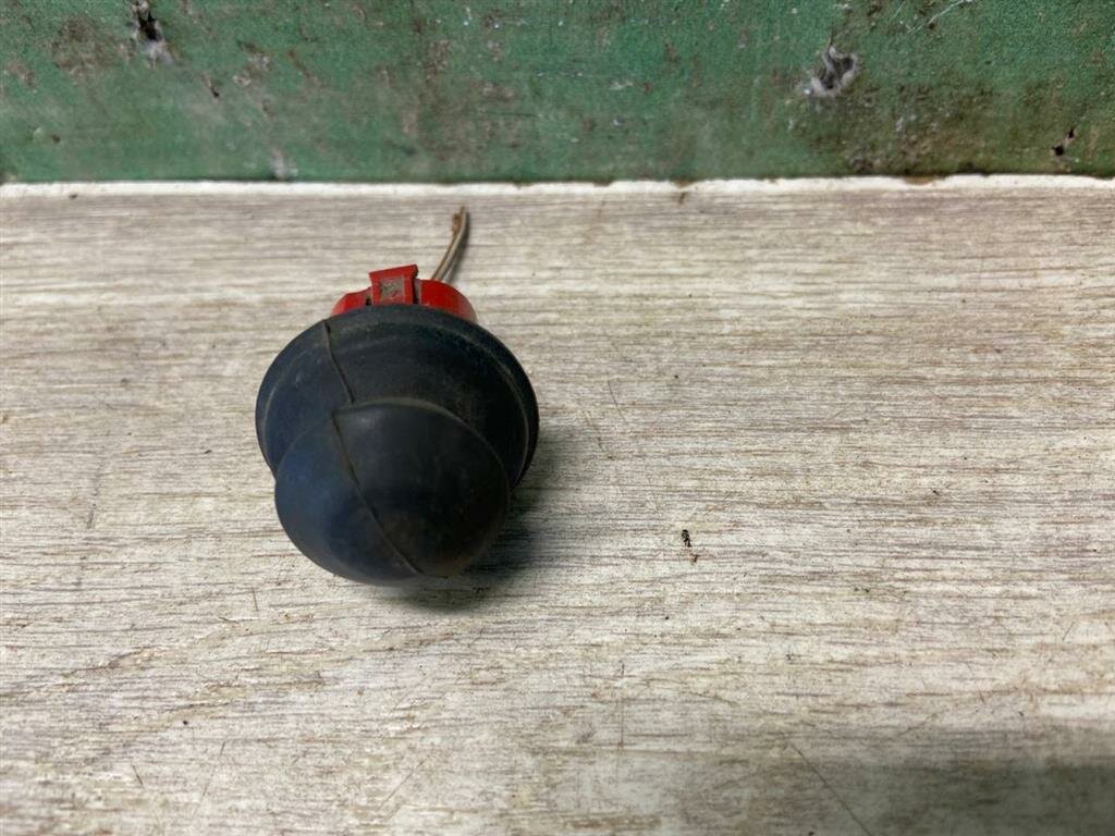 Выключатель концевой VW Golf 3 Vento 91-97