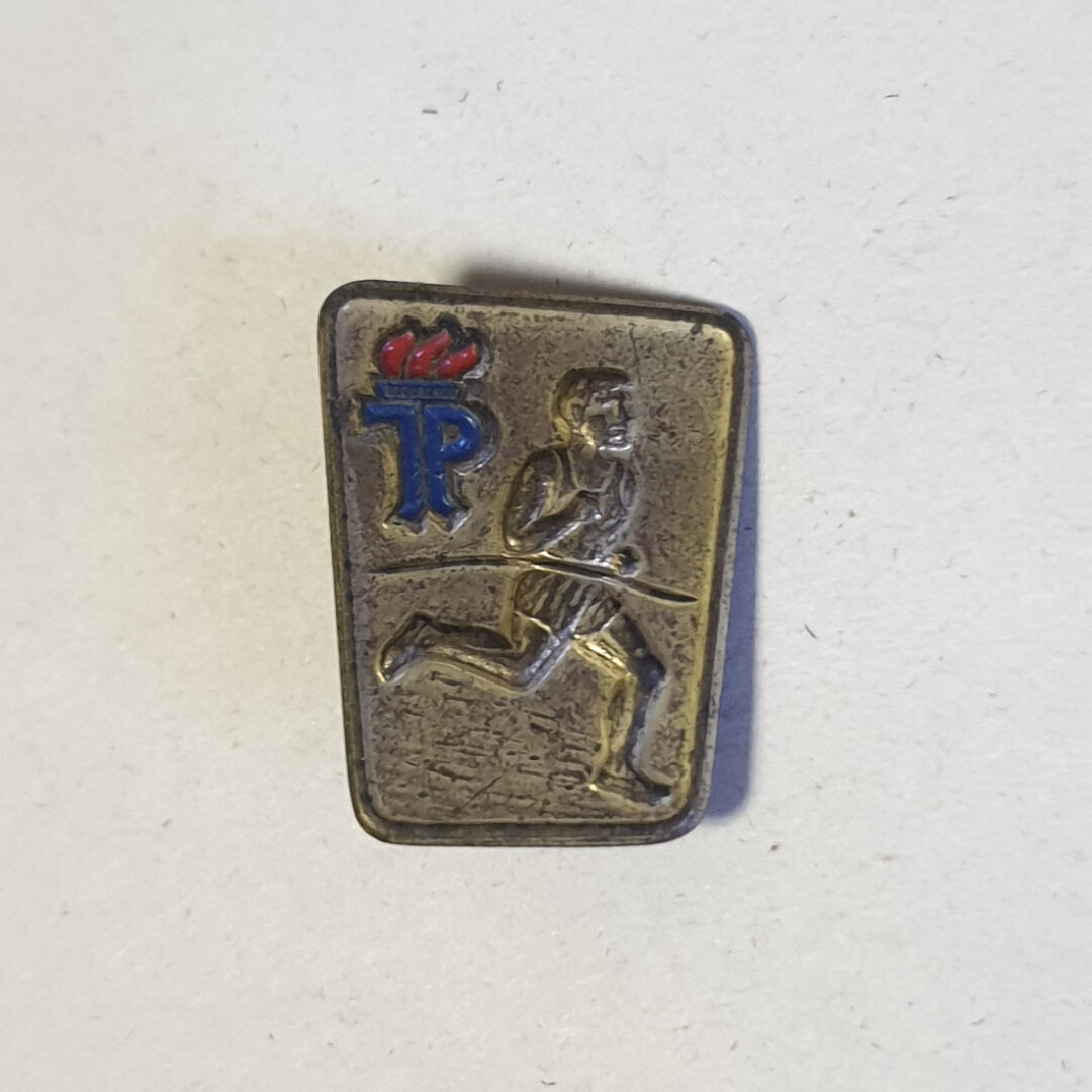 Значок СССР, бегун с факелом и символикой, металл, коллекционный предмет, советский, винтажный