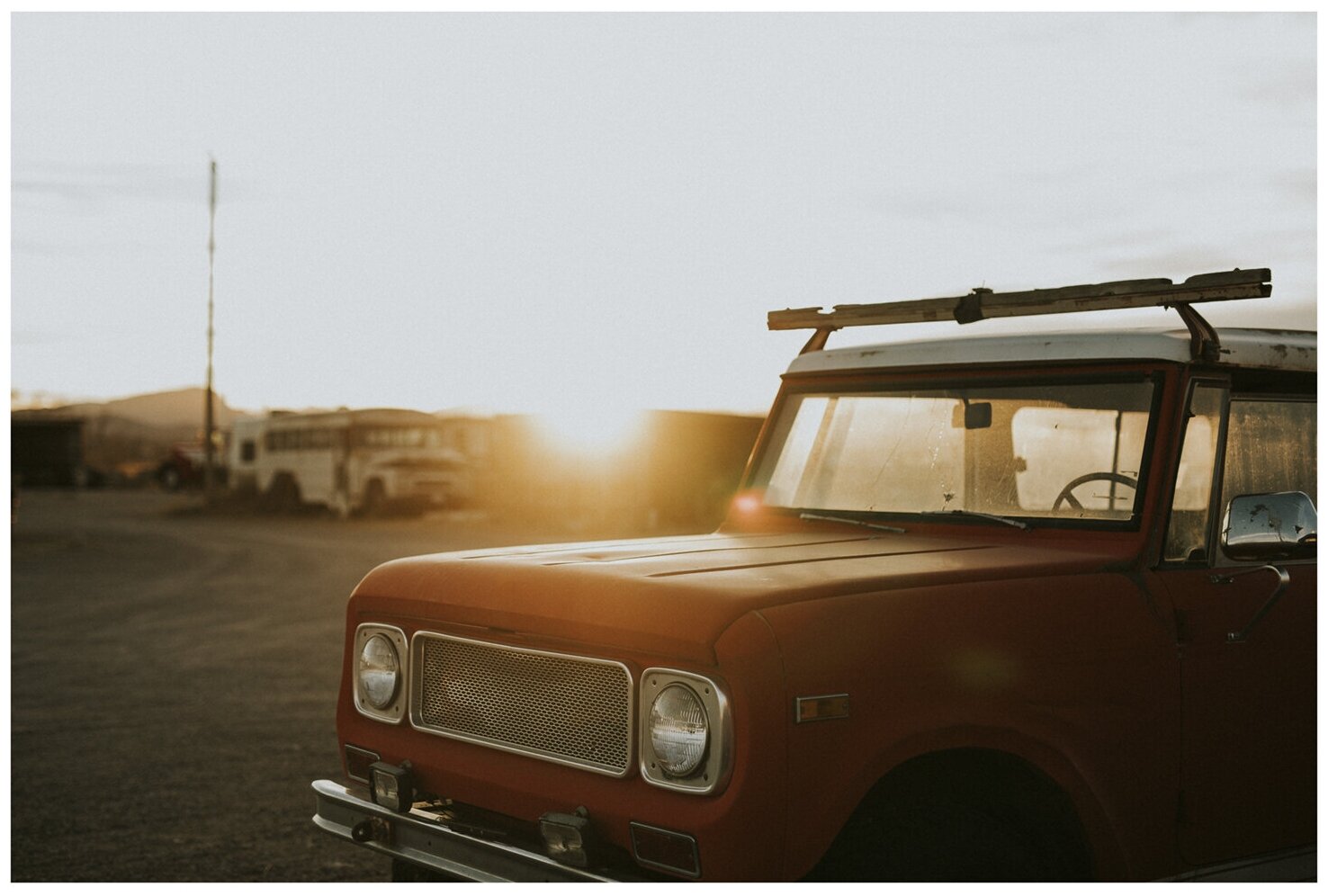 Постер / Плакат / Картина Автомобиль в утренних лучах 60х90 см в подарочном тубусе