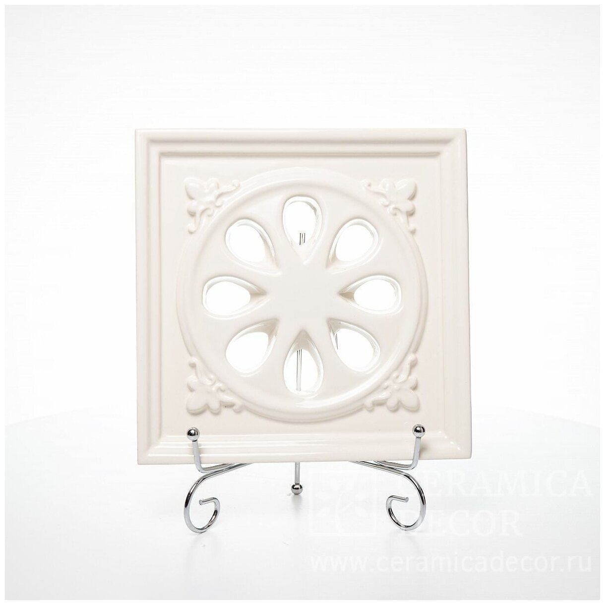 Конвекционная изразцовая плитка с медальоном под сюжетную роспись Прованс