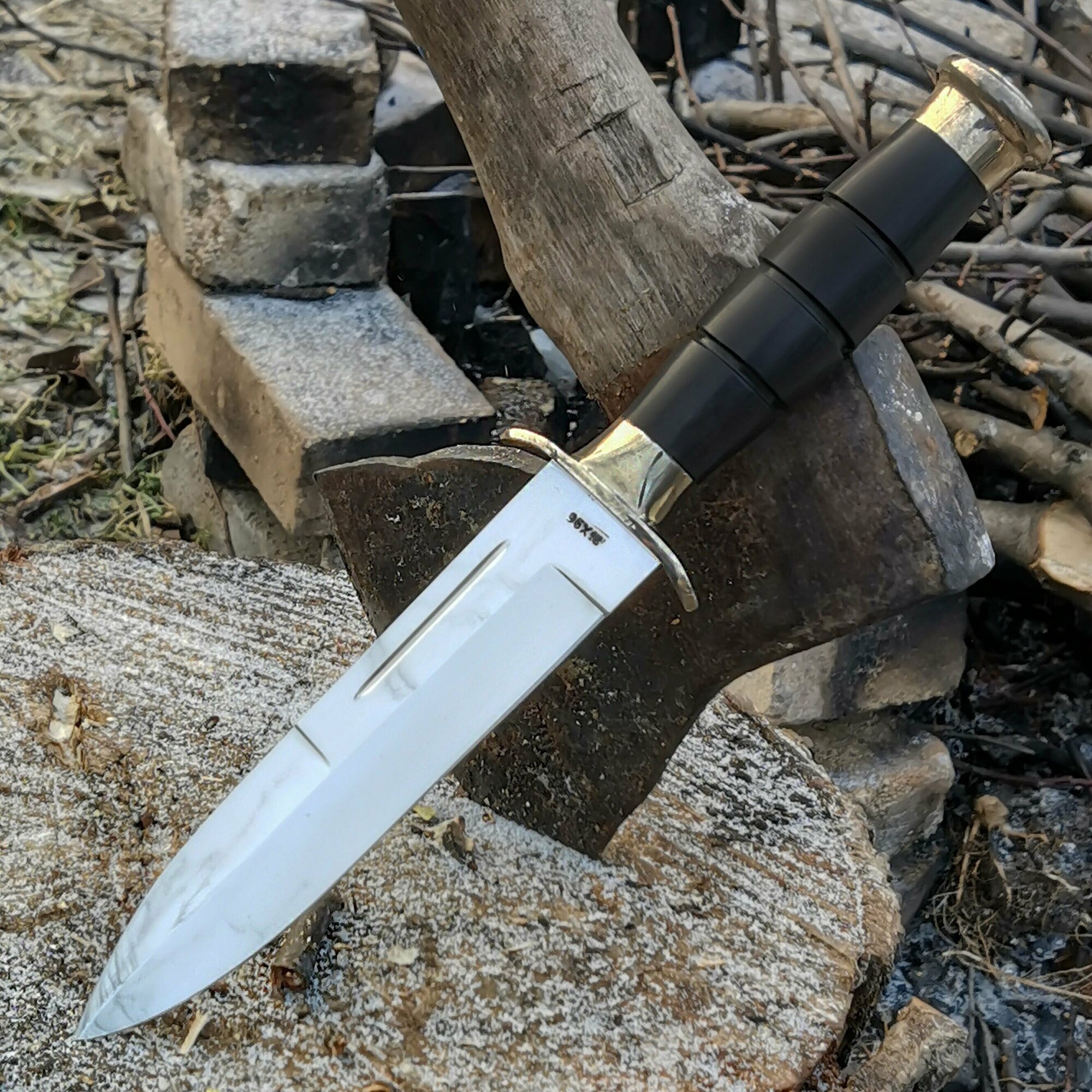 Нож Удар из кованой нерж. стали 95Х18 с литьём из мельхиора с долами на клинке