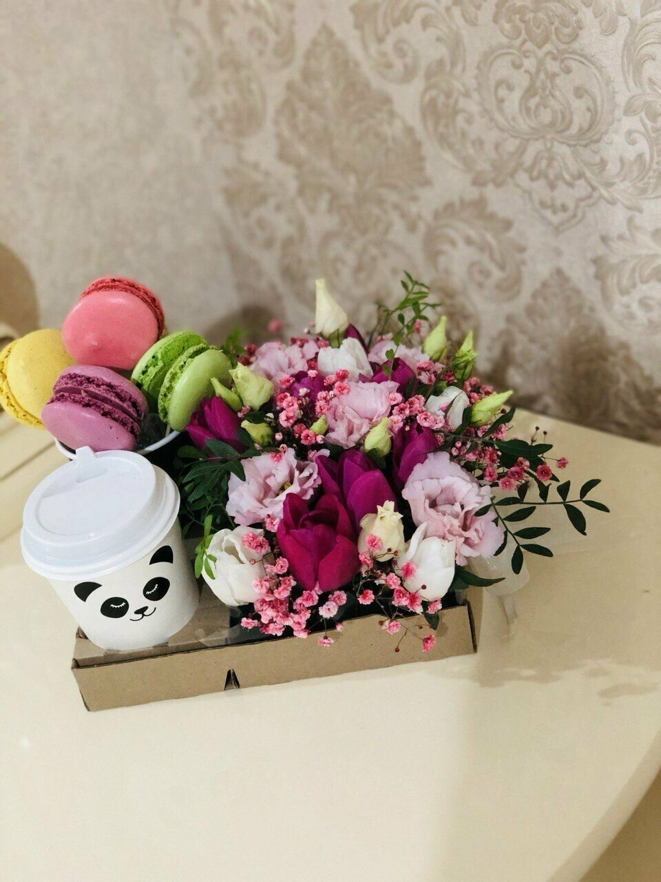 Кофе с цветами и пирожными макаронс