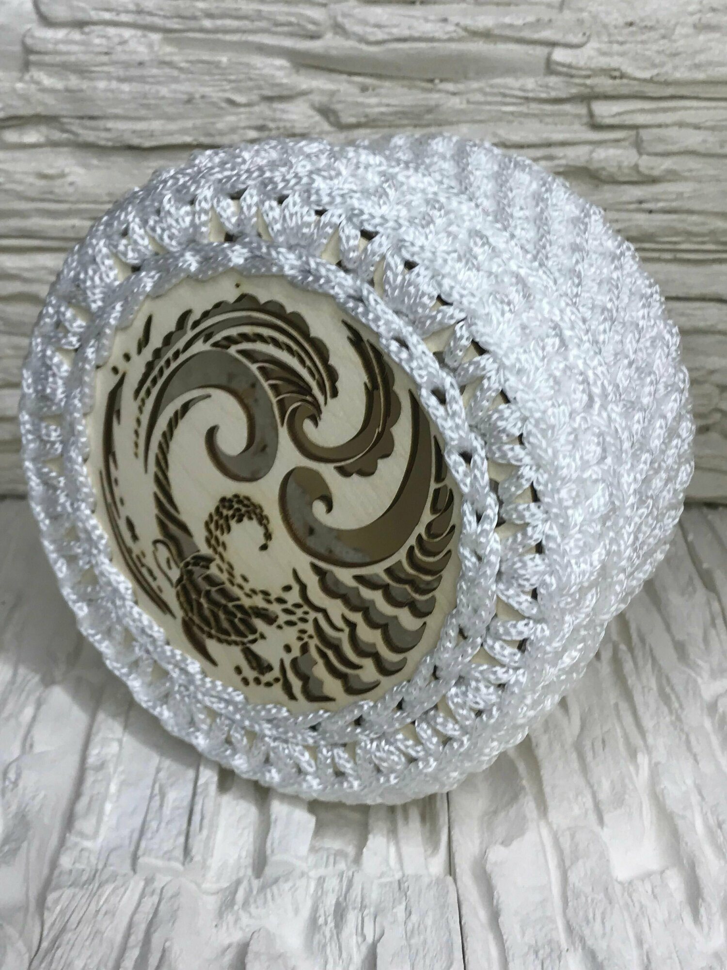 Корзина плетеная с крышкой d 15 см белая