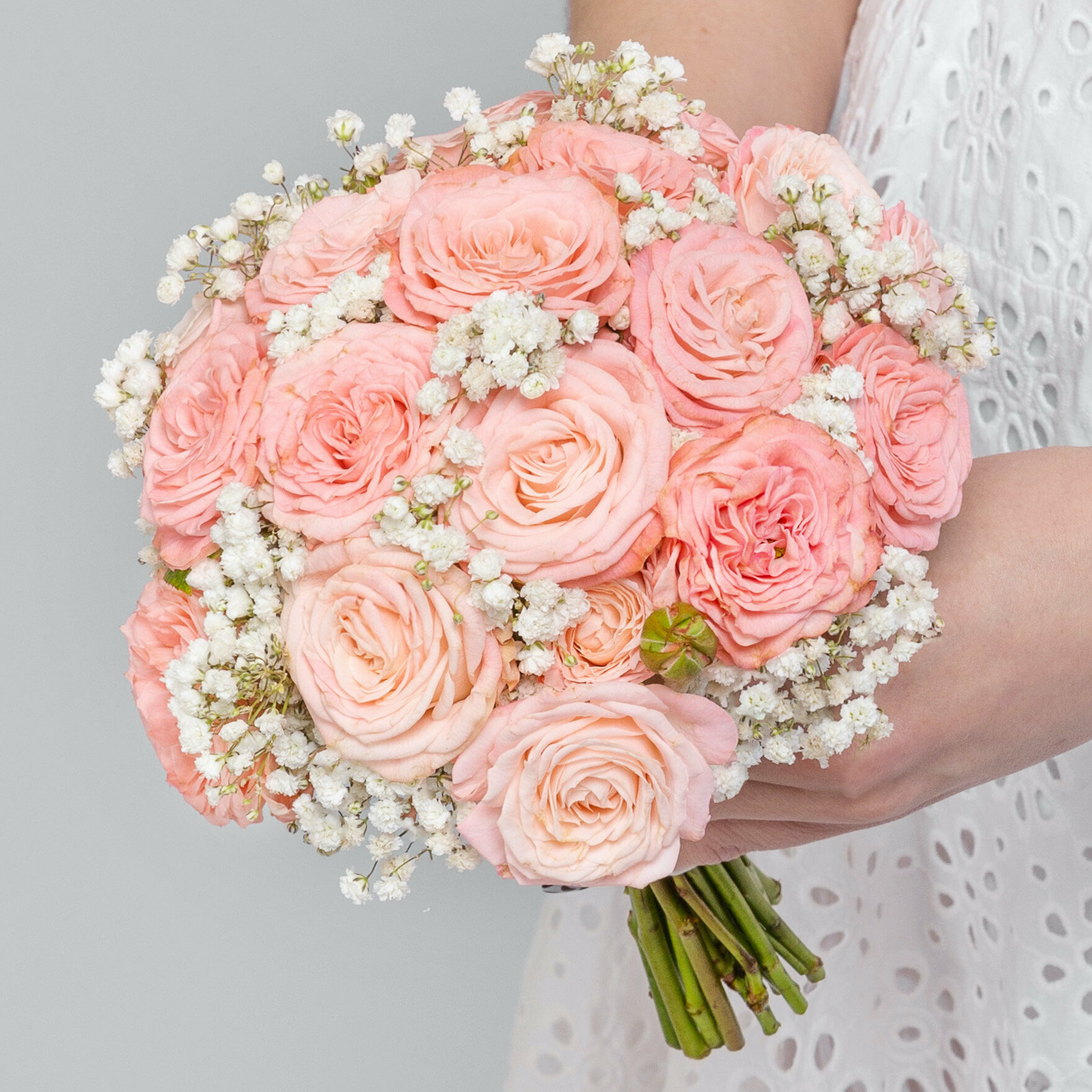 Букет невесты Мегацвет24 "Роза Бомбастик и гипсофила", розовато-белый, под лентой