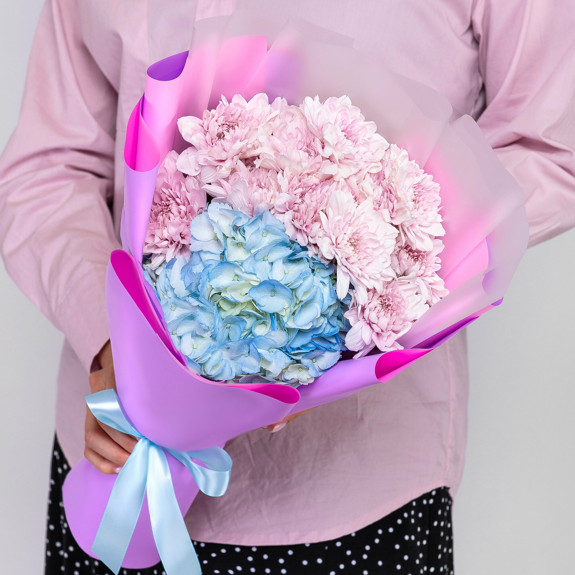 Дуо-букет Мегацвет24 "Голубая Гортензия и Хризантема кустовая розовая", дизайнерская упаковка