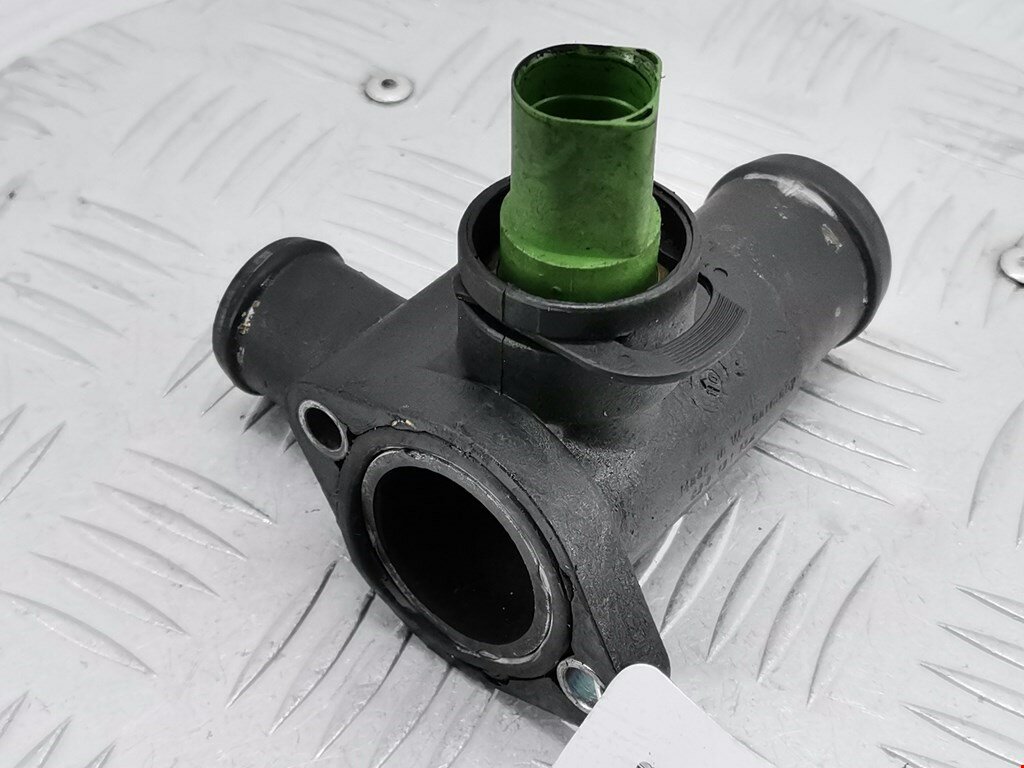Фланец (штуцер системы охлаждения тройник) Volkswagen Passat 5 028121132 арт. 1685209