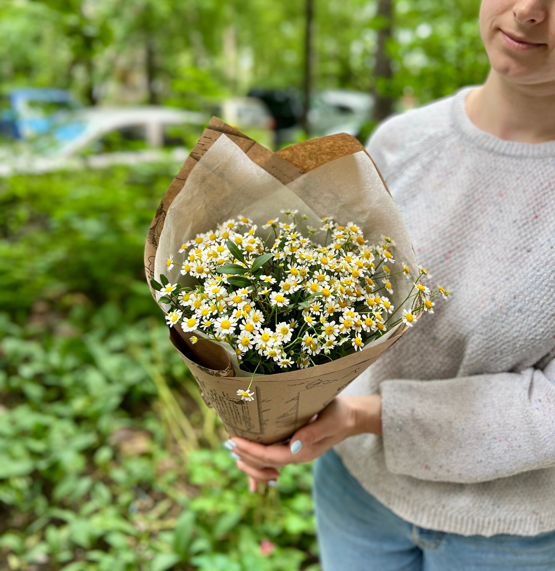 Монобукет ОкЦветОк "Букет-комплимент", с кустовыми ромашками, 5 шт, 45см, S — фото 1