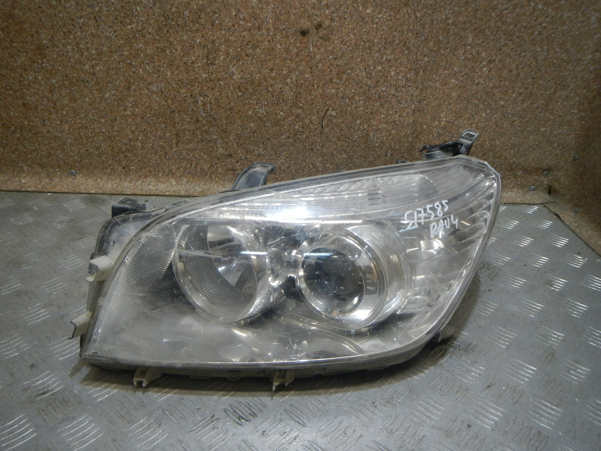 Б/У Фара левая, Toyota (Тойота)-RAV4 (06-13) TOYOTA RAV4 (06-13) -08, галоген Царапины на стекле, повреждены 2 крепления,...